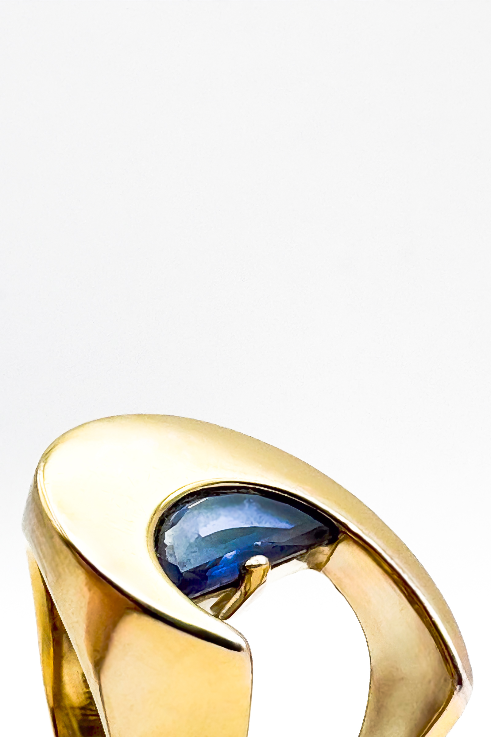 391 — SCULPTURAL RING WITH A STONE - Gathering Stuff